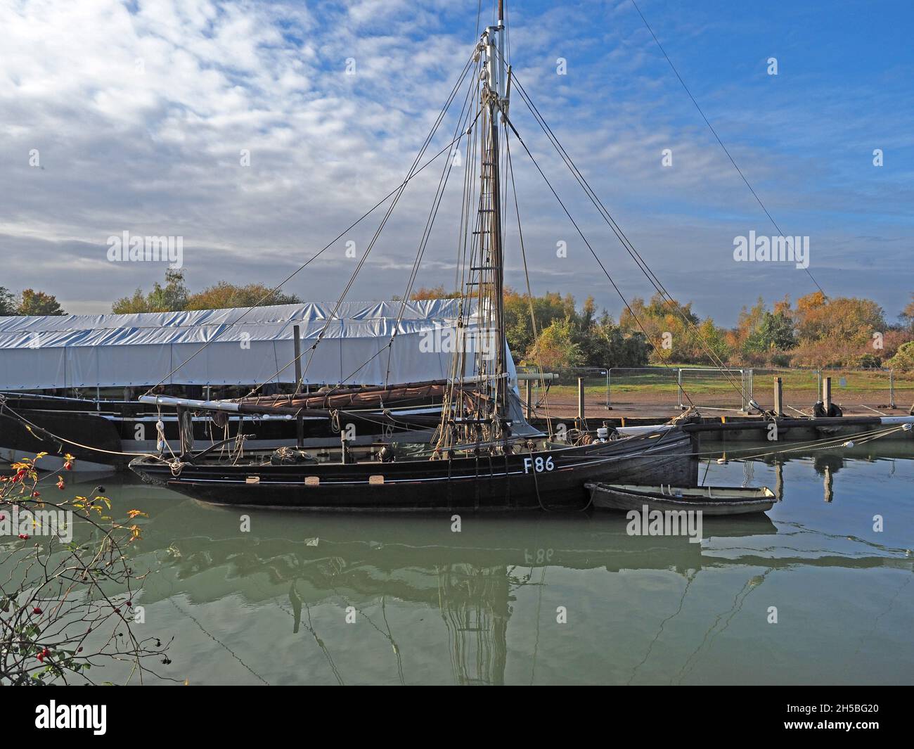 Lower Halstow, Kent, UK. 8th Nov, 2021. UK Weather: a sunny and calm ...