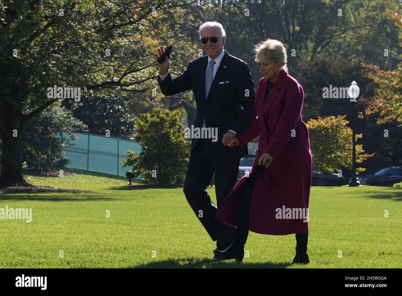 Washington, USA. 08th Nov, 2021. US Presidente Joe Biden waves after ...