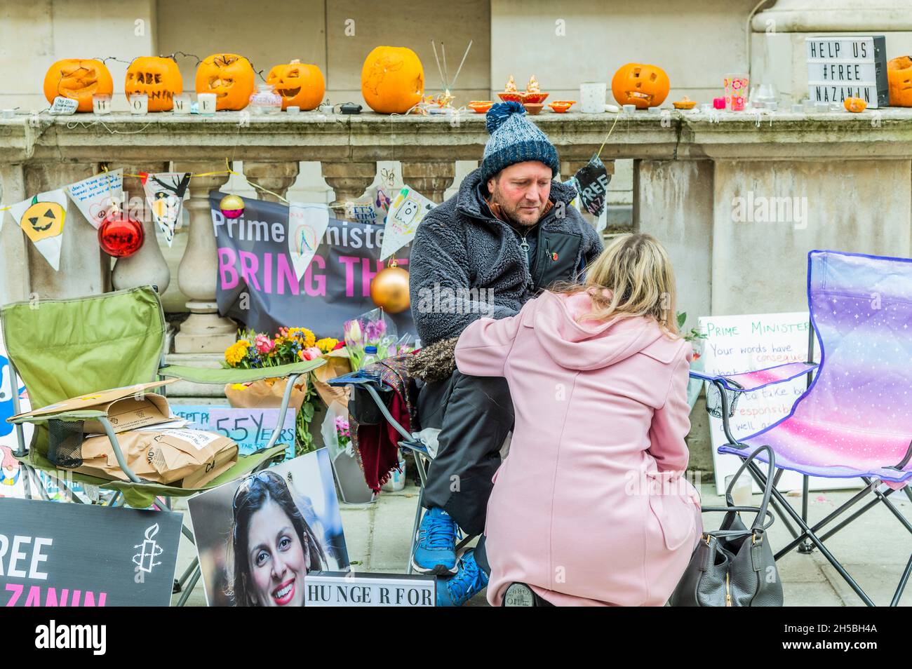 London, UK. 8th Nov, 2021. Victoria Coren Mitchell visits - Richard ...