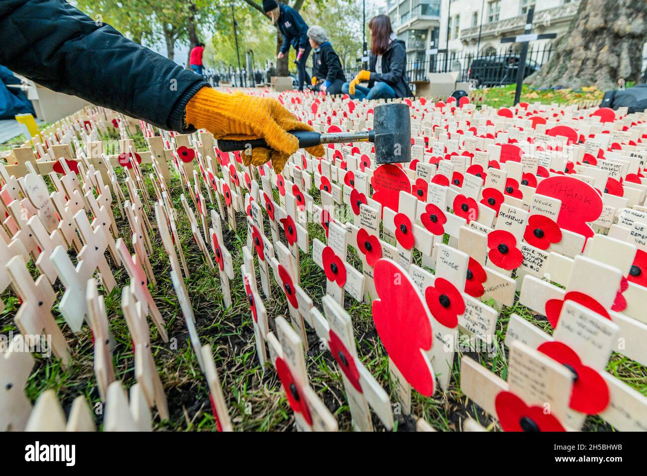 London, UK. 8th Nov, 2021. Crosses with poppies on are laid, by out ...