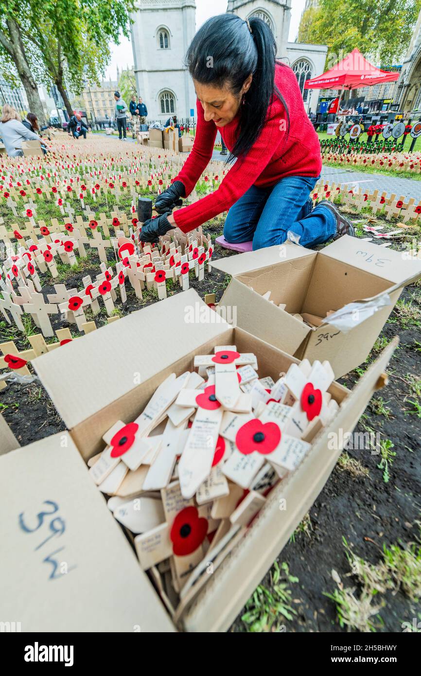 London, UK. 8th Nov, 2021. Crosses with poppies on are laid, by out ...