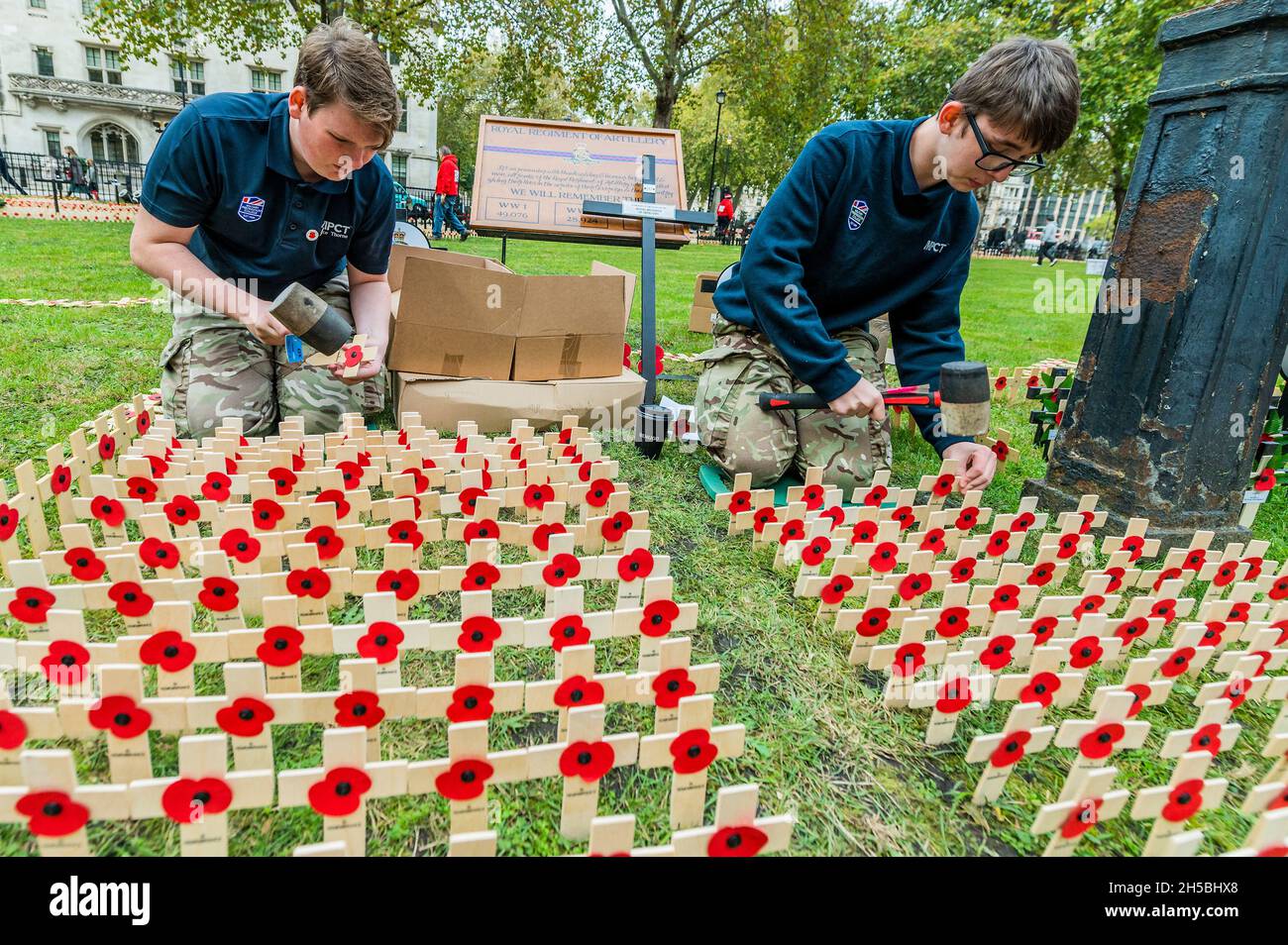 London, UK. 8th Nov, 2021. Crosses with poppies on are laid, by out ...