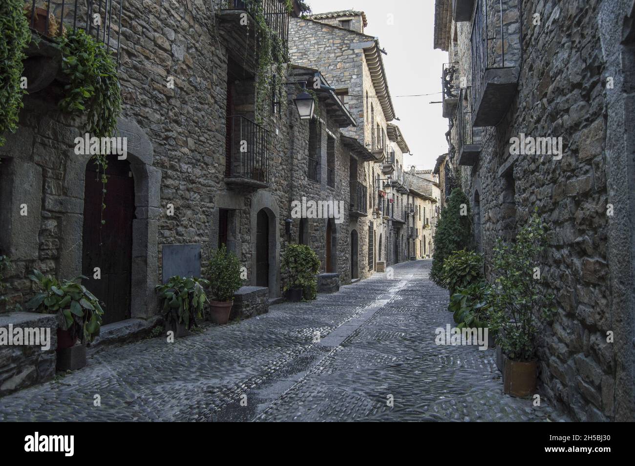 Old stone streets facades hi-res stock photography and images - Alamy