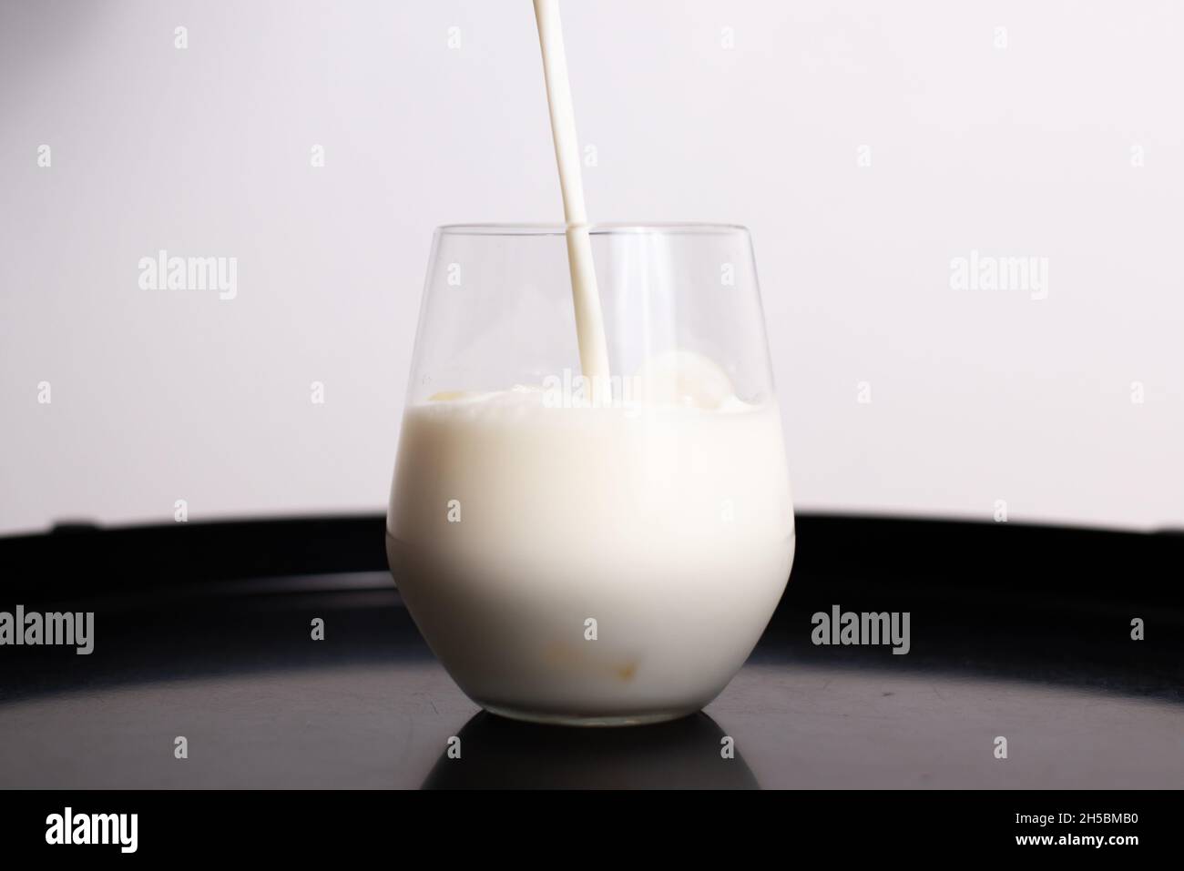 Pouring milk into a glass hi-res stock photography and images - Alamy