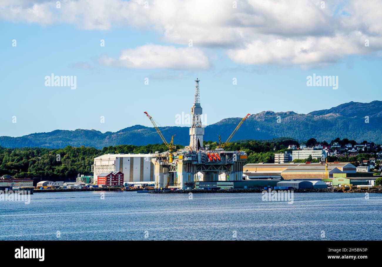 Large offshore oil rig platform hi-res stock photography and images - Alamy