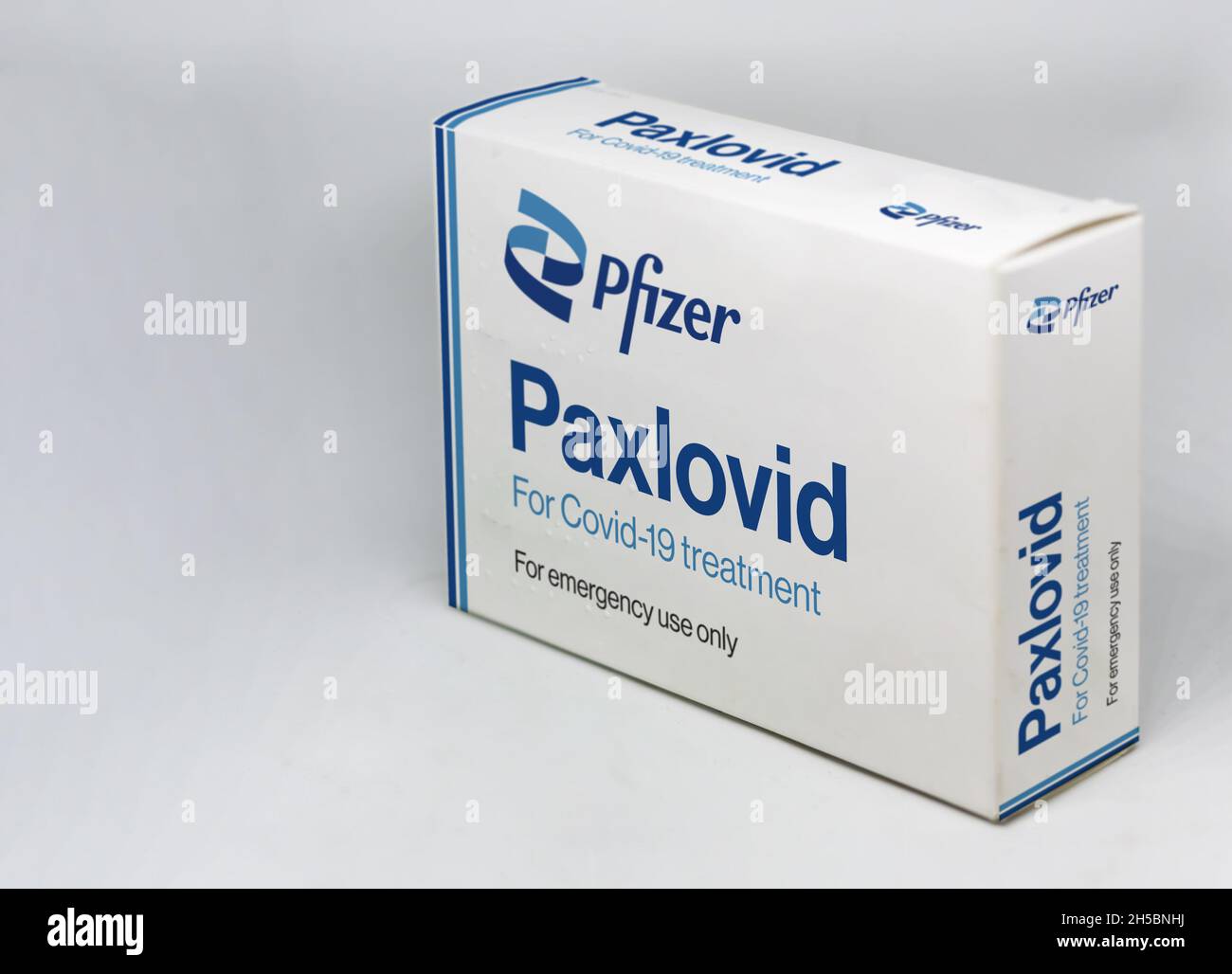 New York, USA, November 2021: Pfizer Covid-19 Paxlovid treatment box ...