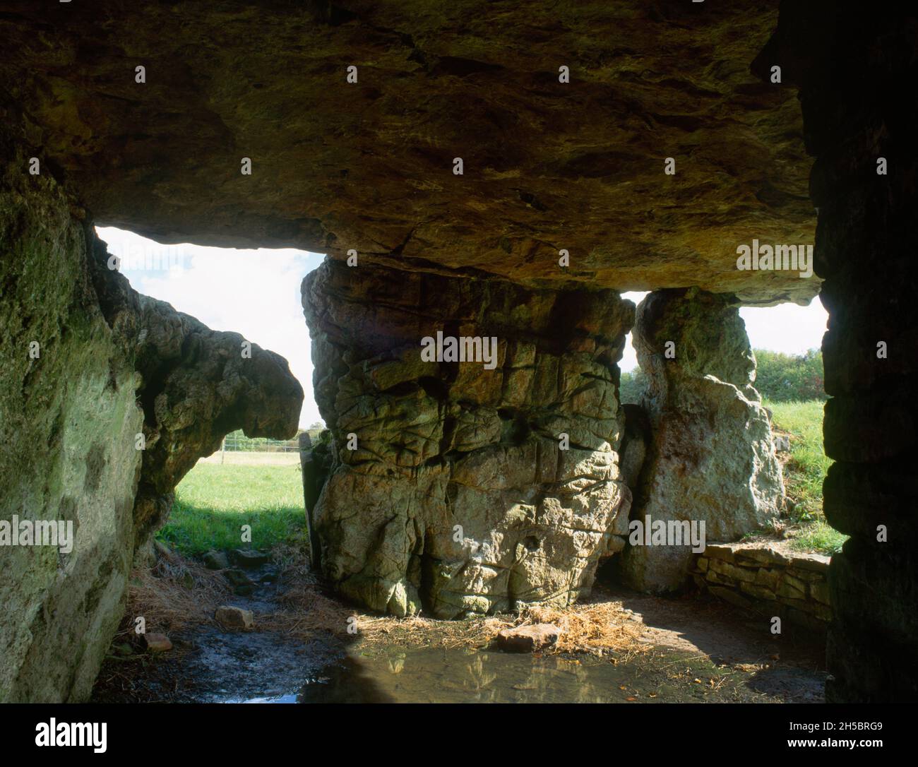 Inside prehistoric neolithic burial chamber hi-res stock photography ...