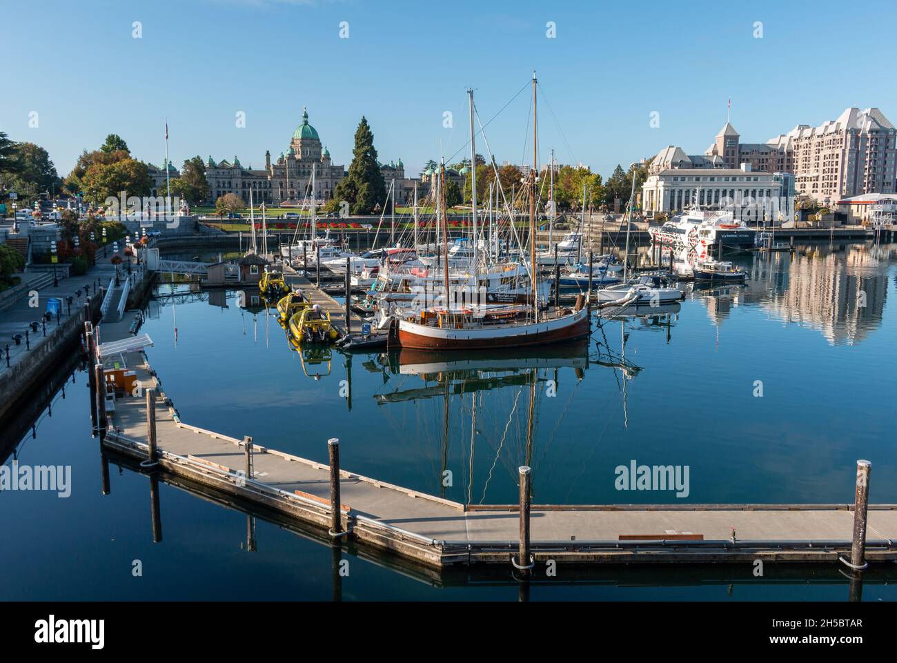 Harbor and parliament building in victoria hi-res stock photography and ...