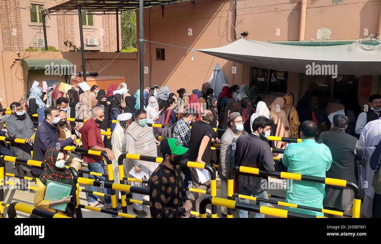 University admission queue hi-res stock photography and images - Alamy