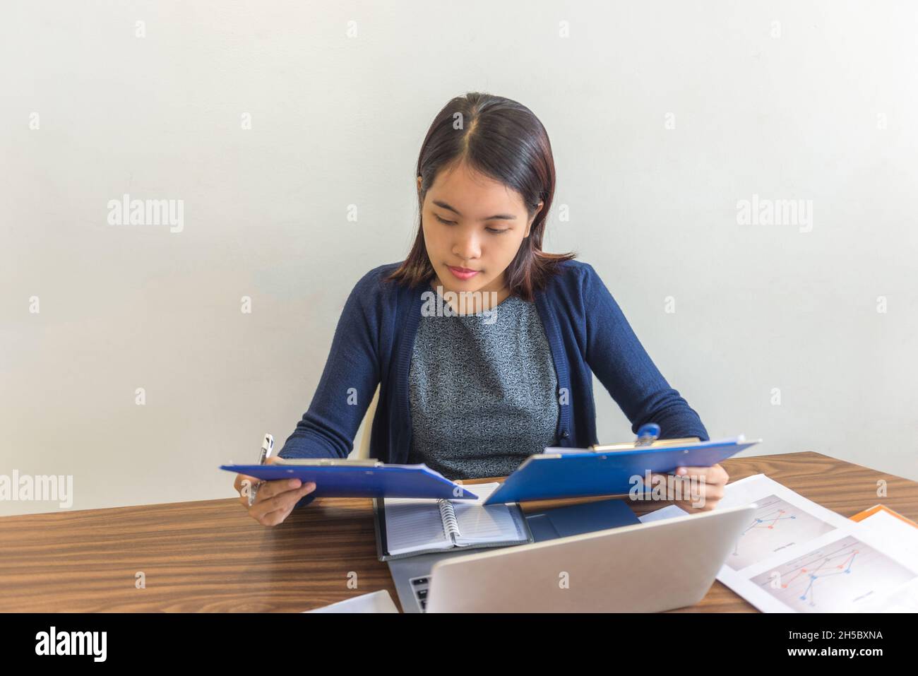 Reading assistant manager hi-res stock photography and images - Alamy
