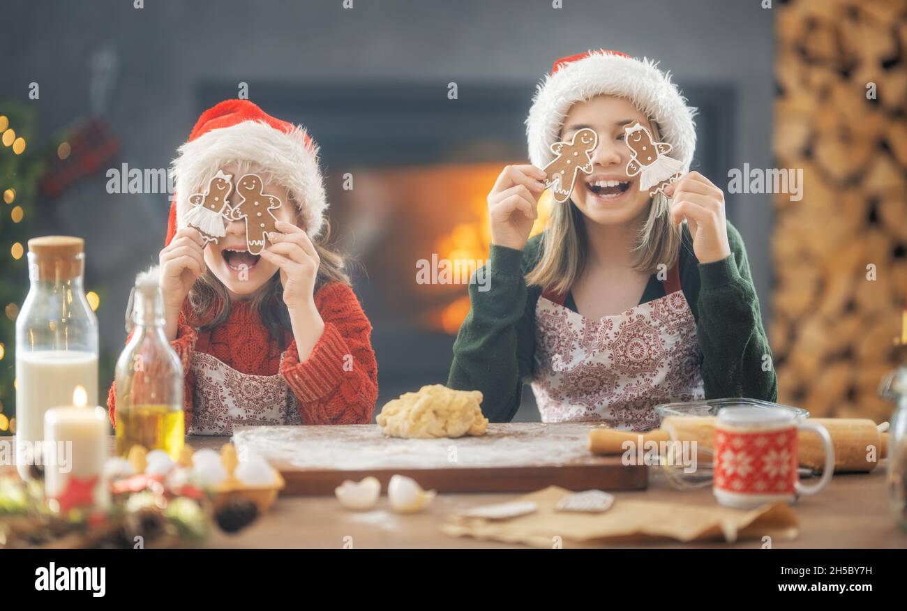 Two sisters cooking together hi-res stock photography and images - Alamy