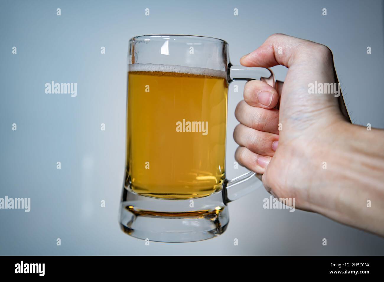 Hand holding glass beer hi-res stock photography and images - Alamy