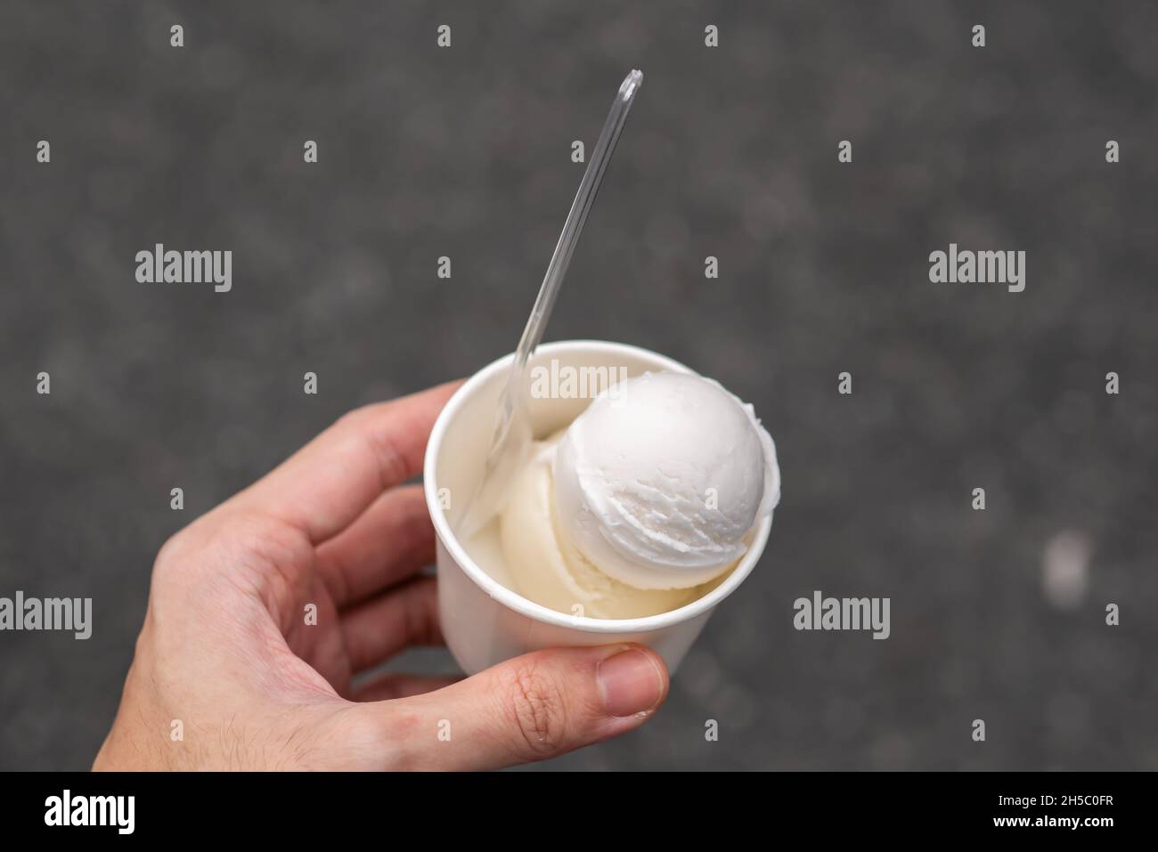 Paper ice cream cup hi-res stock photography and images - Alamy
