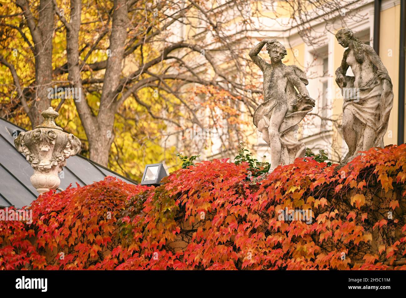 Old stone statues hi-res stock photography and images - Alamy