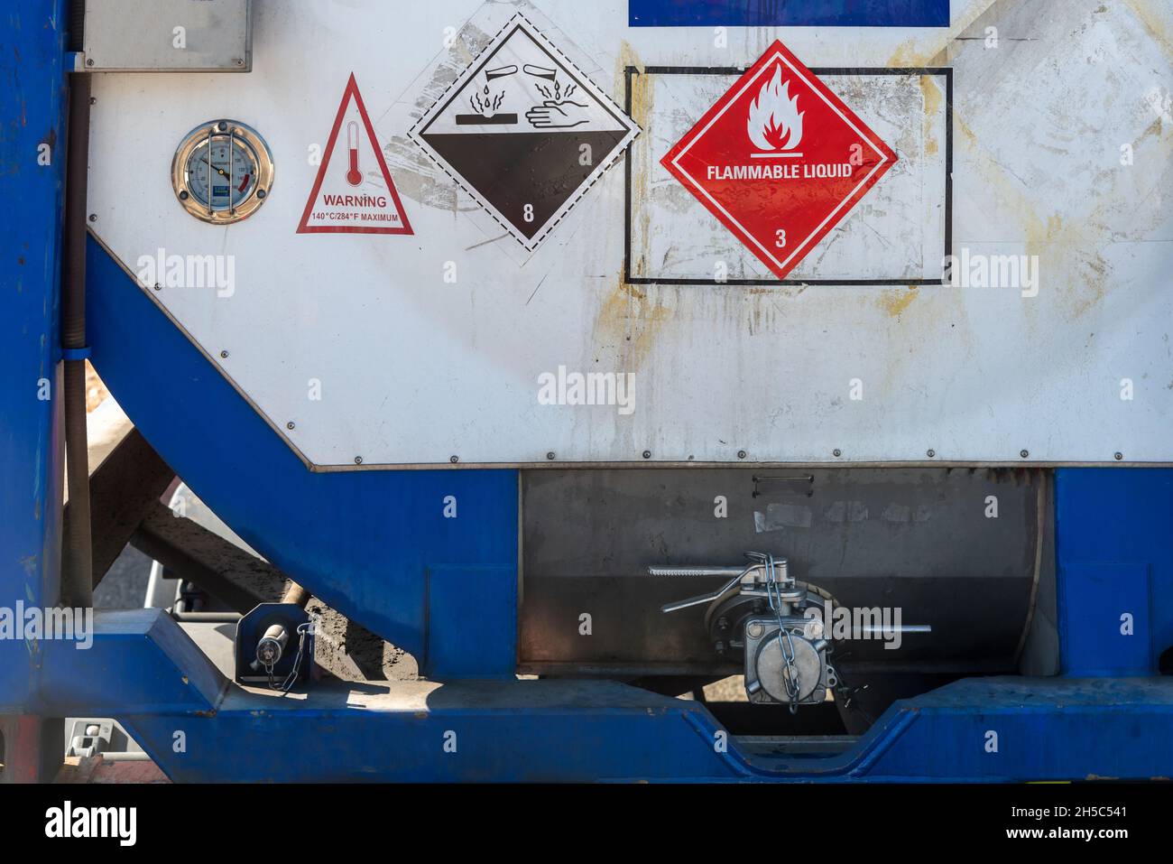 Container for the transport of liquids, loaded with dangerous goods ...