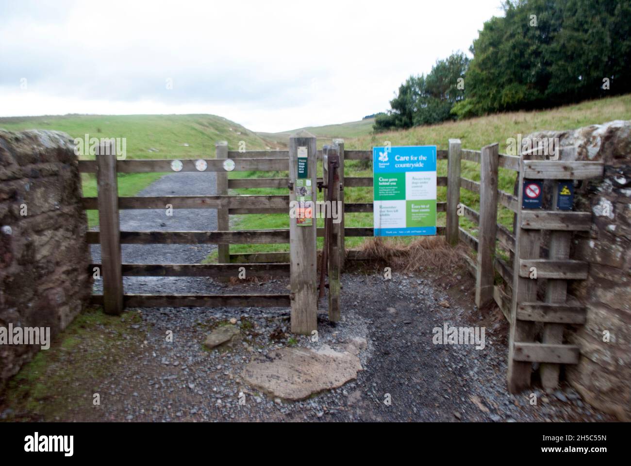 Gateway entrance to path to Housesteads Roman Fort from the Visitors ...