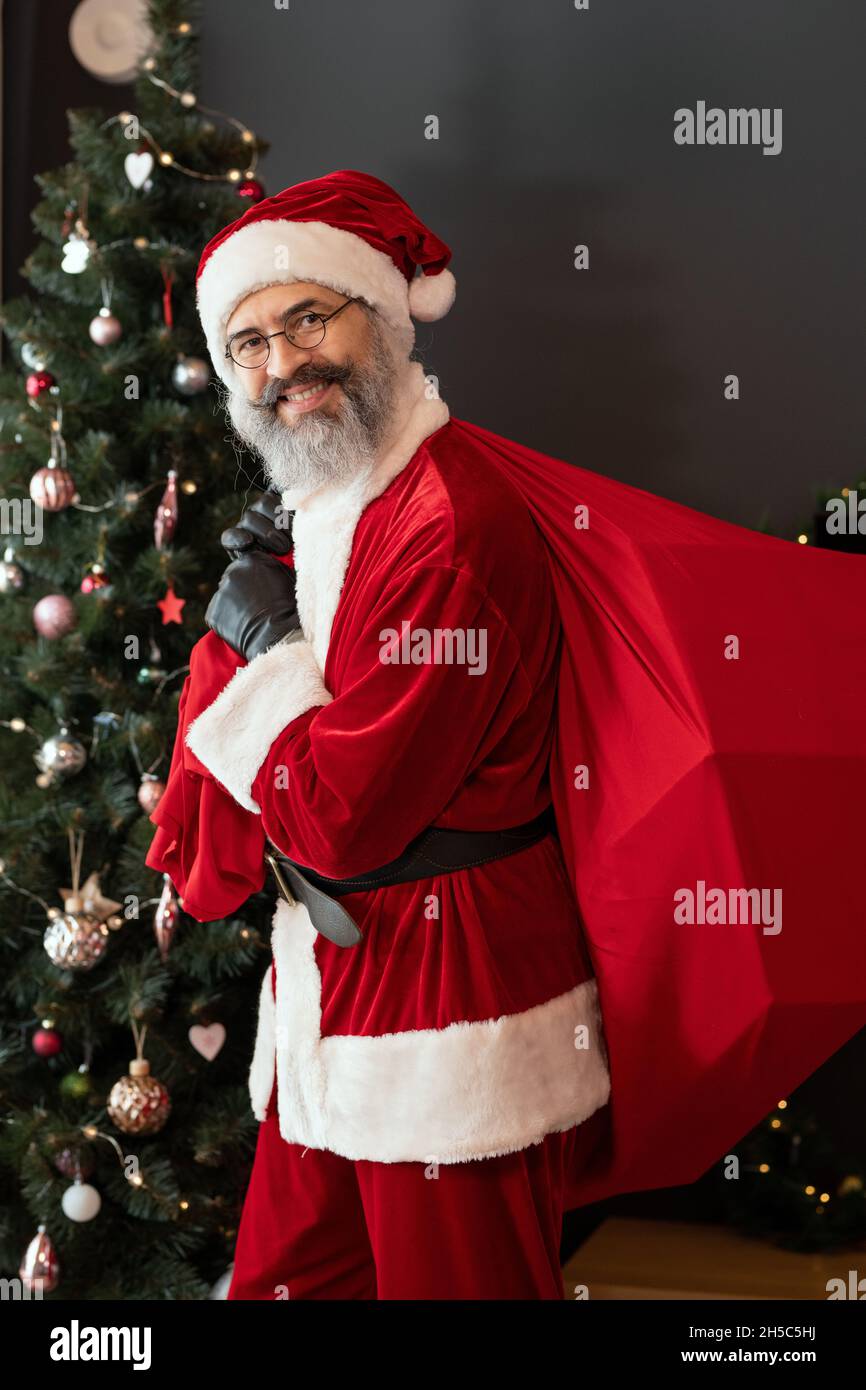 Real bearded santa claus hi-res stock photography and images - Alamy