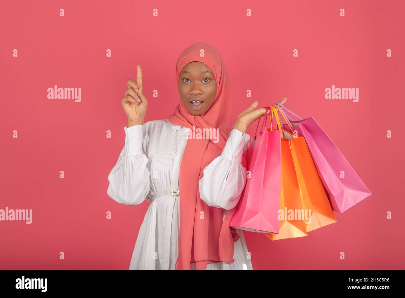 African girl carrying bag hi-res stock photography and images - Alamy