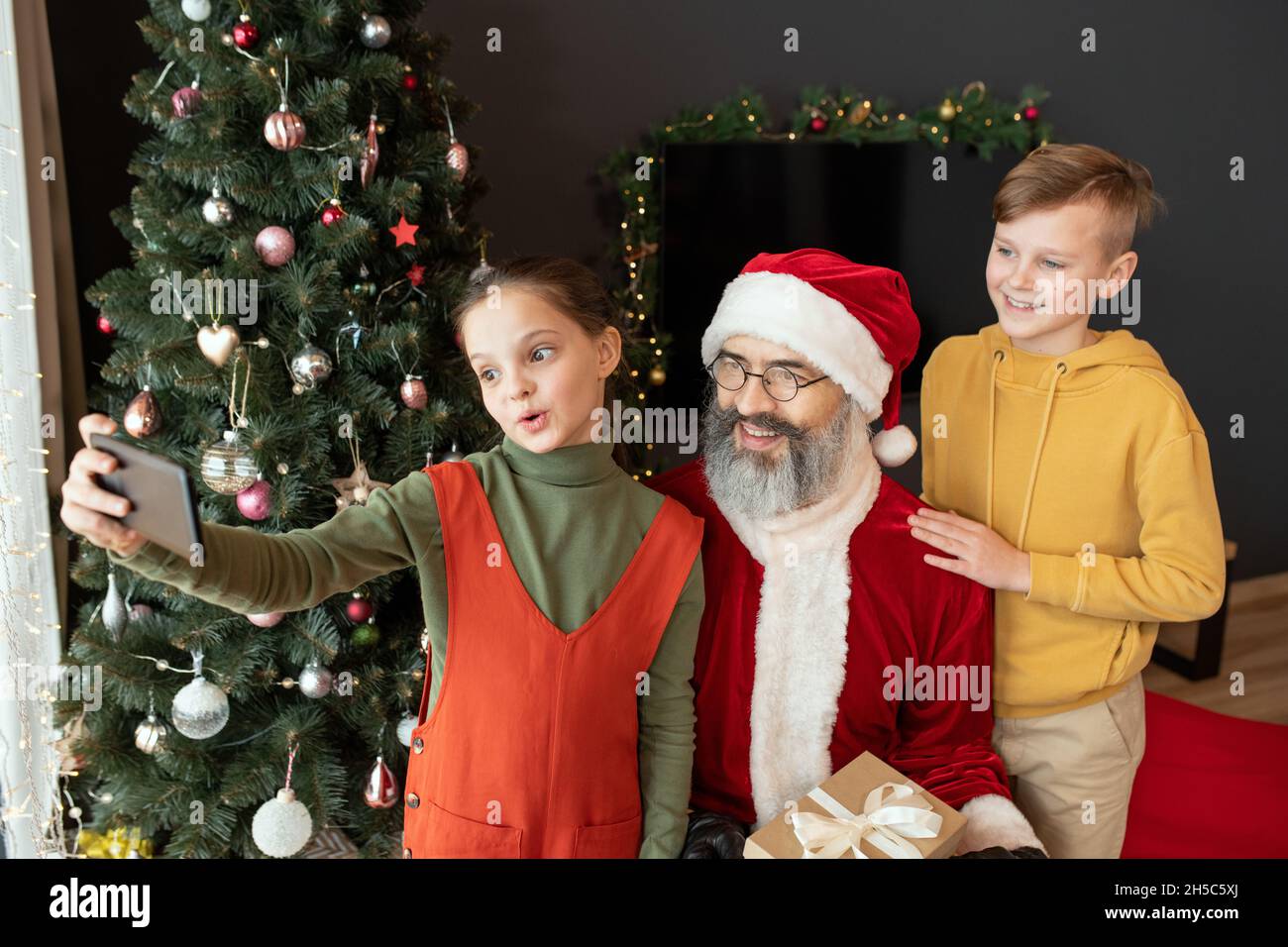 Santa claus smartphone christmas tree hi-res stock photography and ...