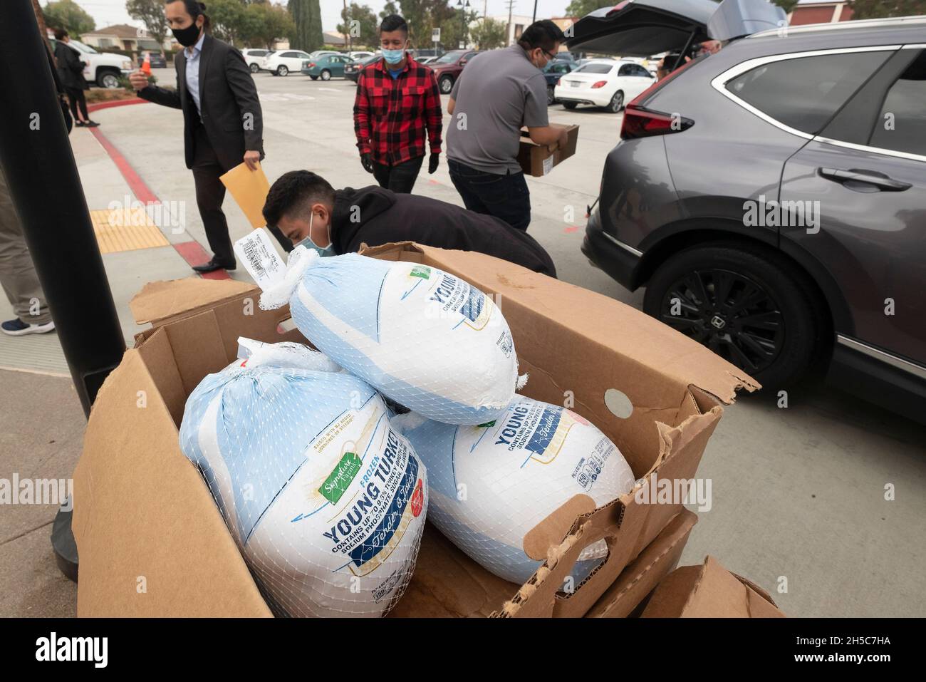 Los Angeles, California, USA. 8th Nov, 2021. Volunteers load turkeys ...