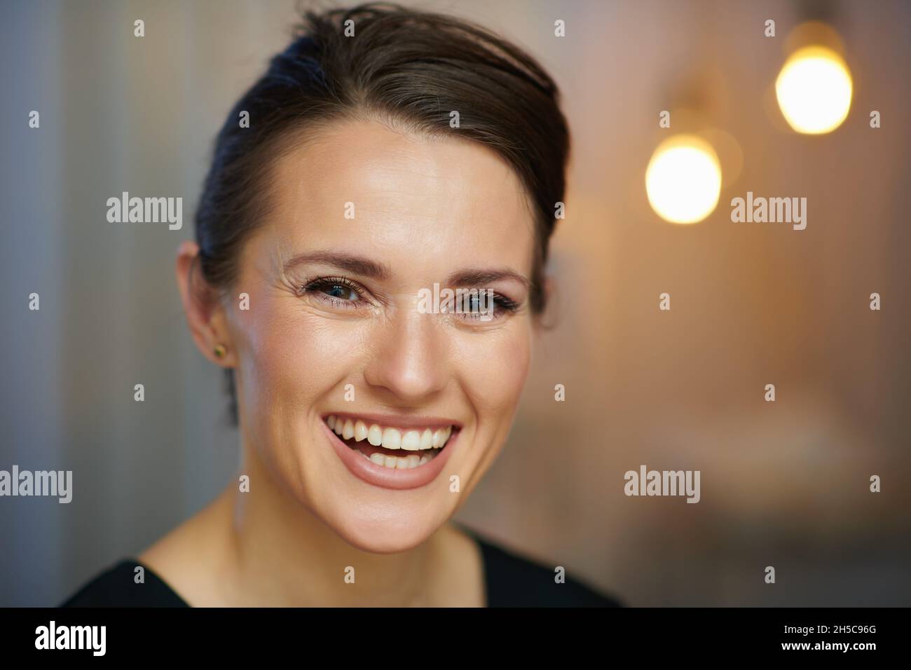 Woman salon worker hi-res stock photography and images - Alamy