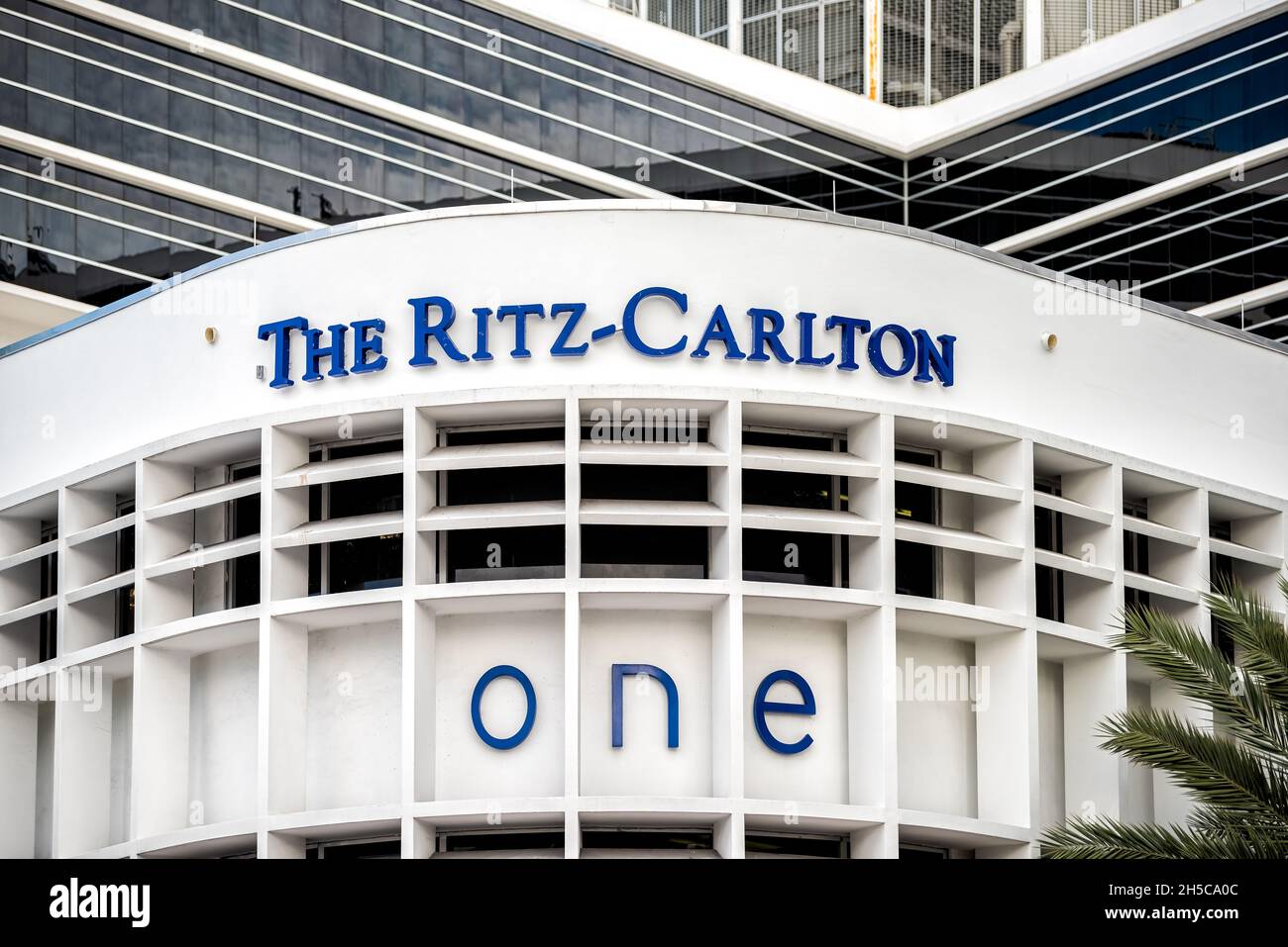 Miami Beach, USA - January 17, 2021: South Beach Lincoln road with The ...