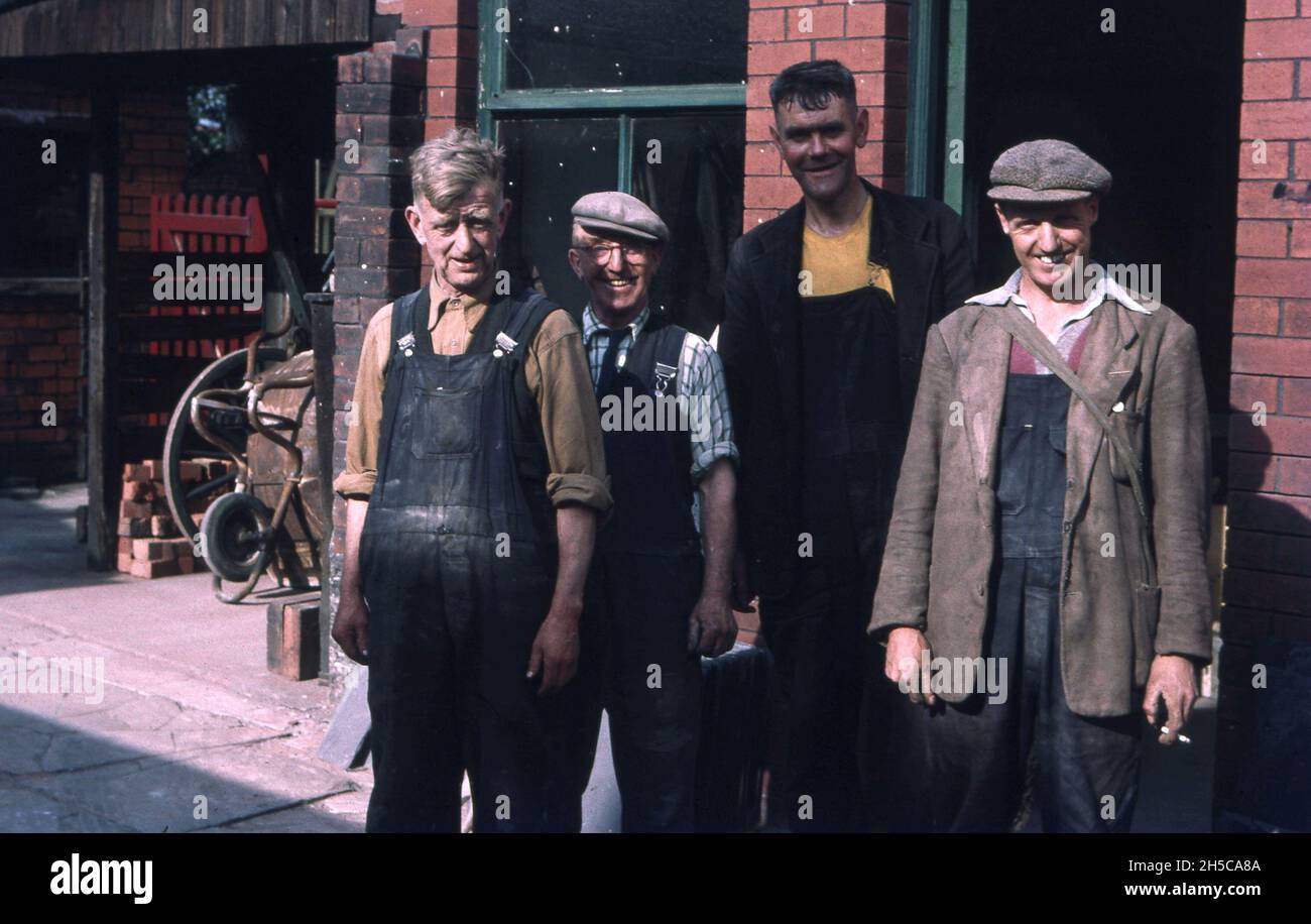 Workmen 1950s hi-res stock photography and images - Alamy
