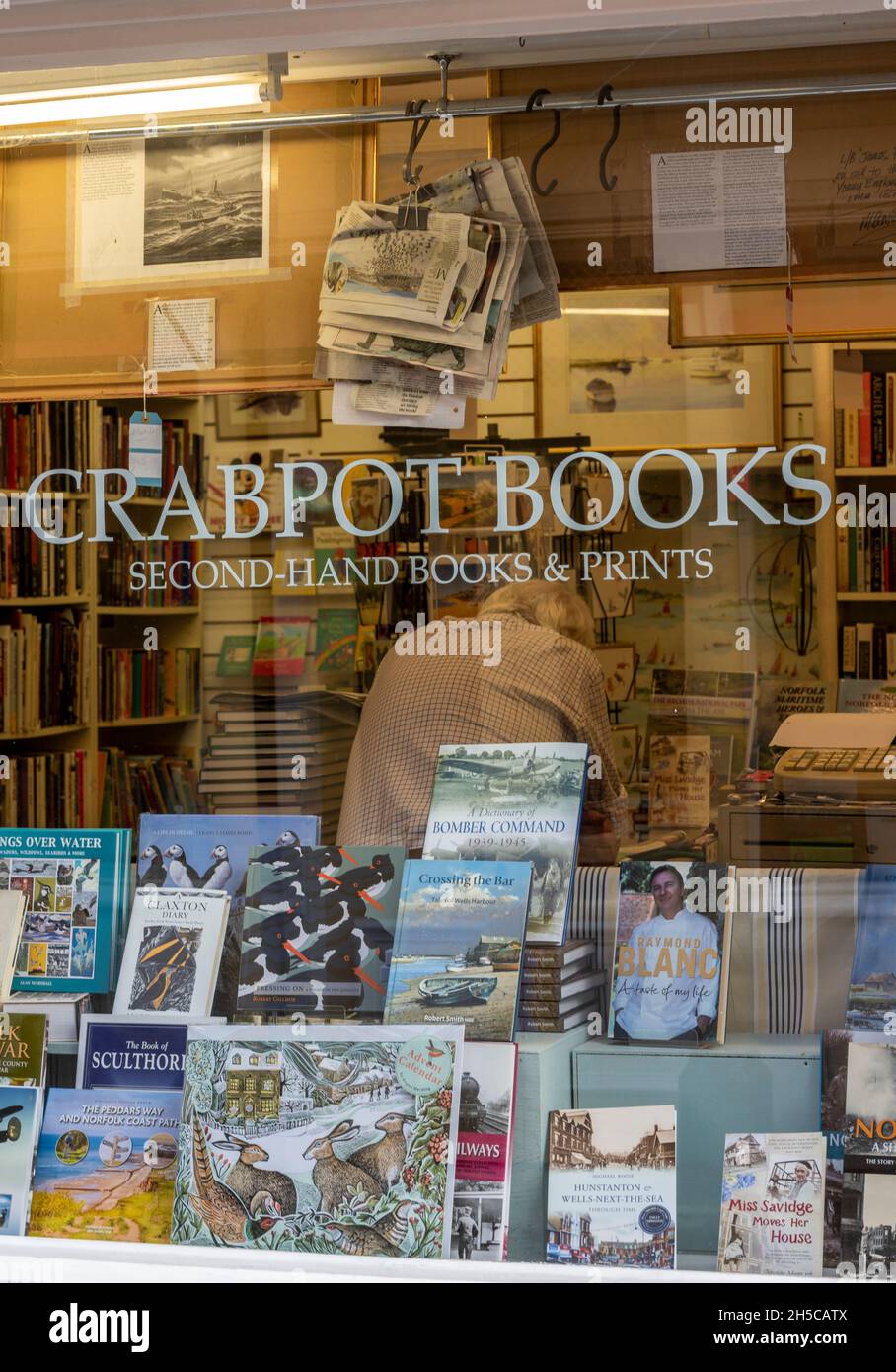 Bookshop counter hi-res stock photography and images - Alamy