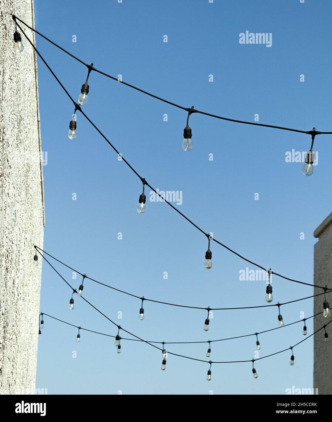 Lights strung between buildings hi-res stock photography and images - Alamy