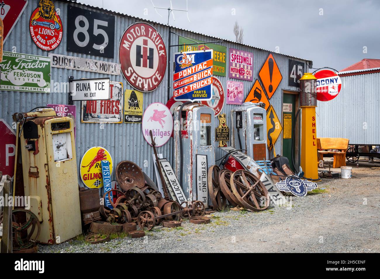 Three Creeks service station, Burkes Pass, MacKenzie Country ...