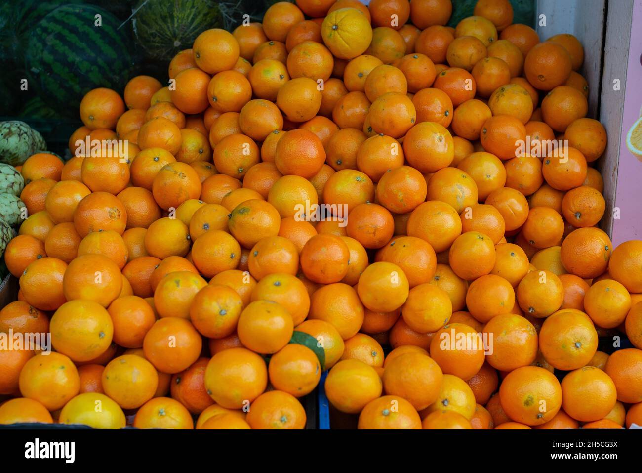 Orange fruit stand hi-res stock photography and images - Alamy
