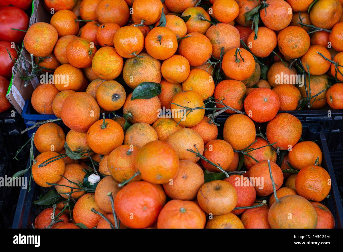 Orange fruit stand hi-res stock photography and images - Alamy