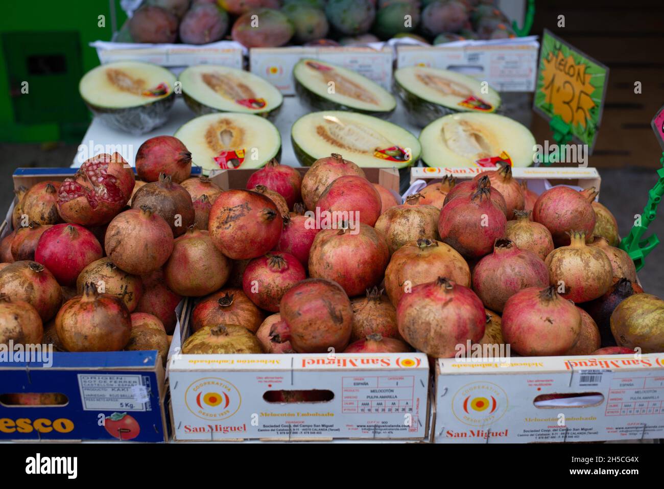 Orange fruit stand hi-res stock photography and images - Alamy
