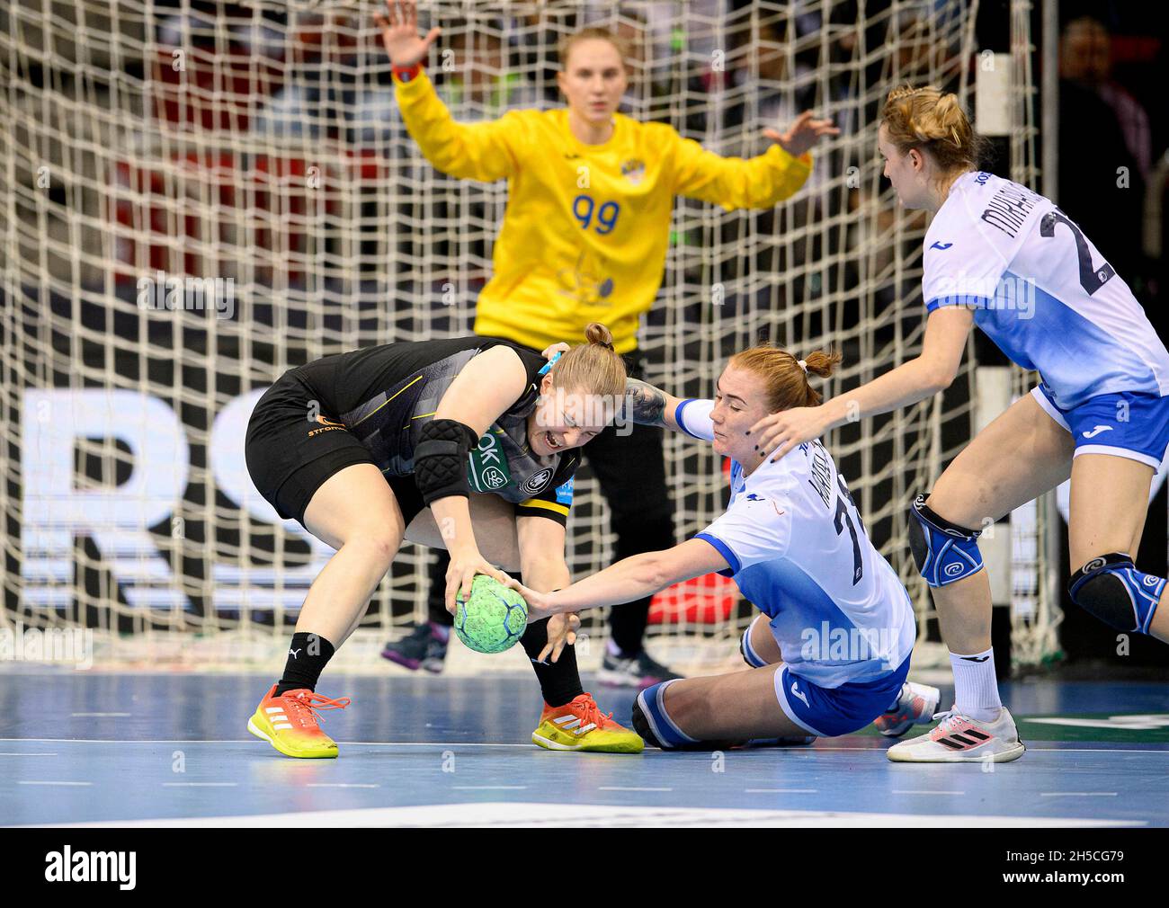 Lisa ANTL l. (GER) im duels versus Irina KORNEEVA (RUS) action, fight ...