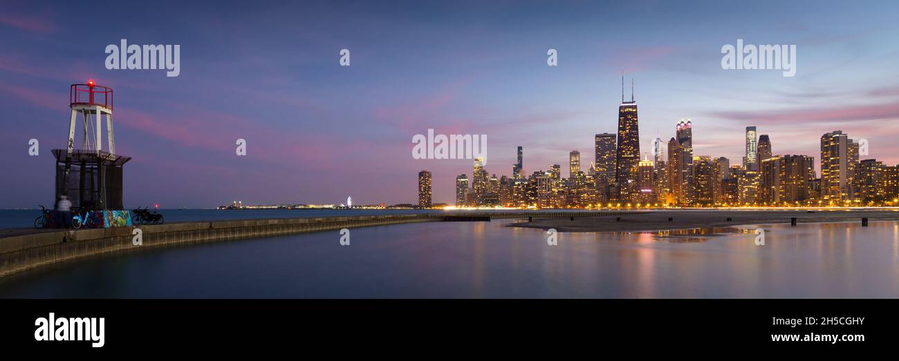 View of the Chicago downtown over lake Michigan Stock Photo - Alamy