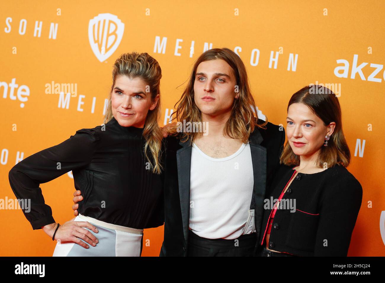 Berlin, Germany. 08th Nov, 2021. Anke Engelke (l-r), Jonas Dassler and ...