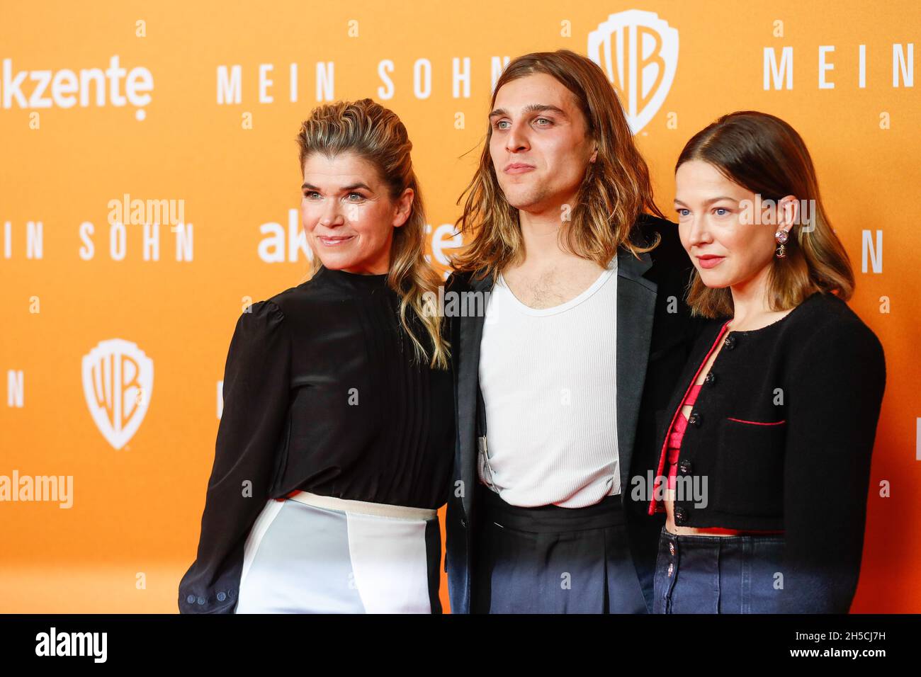 Berlin, Germany. 08th Nov, 2021. Anke Engelke (l-r), Jonas Dassler and ...
