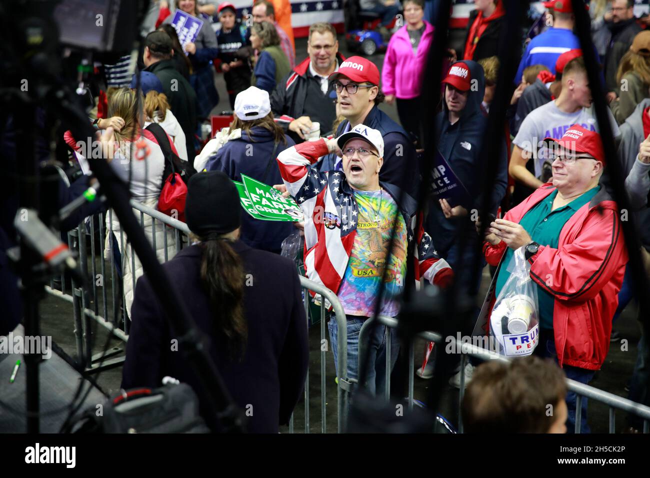11052018 - Fort Wayne, Indiana, USA: A Trump supporter wearing an ...