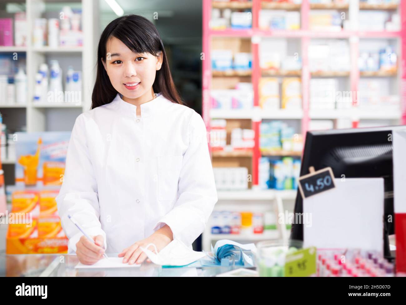 Chinese woman pharmacist working in pharmacy Stock Photo - Alamy
