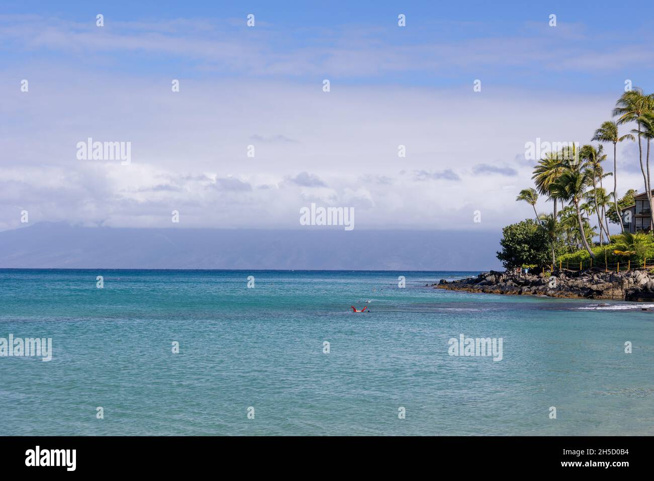 Tropical beach in Maui, Hawaii. Ocean water background Stock Photo - Alamy