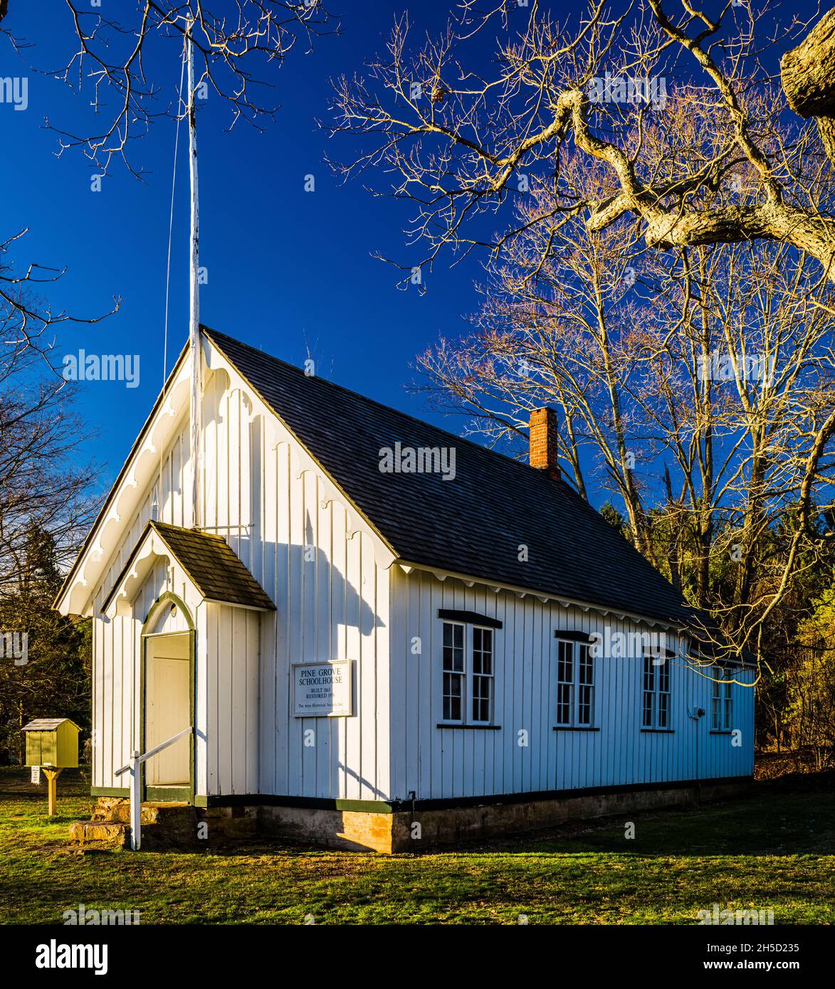 Pine grove school house hi-res stock photography and images - Alamy