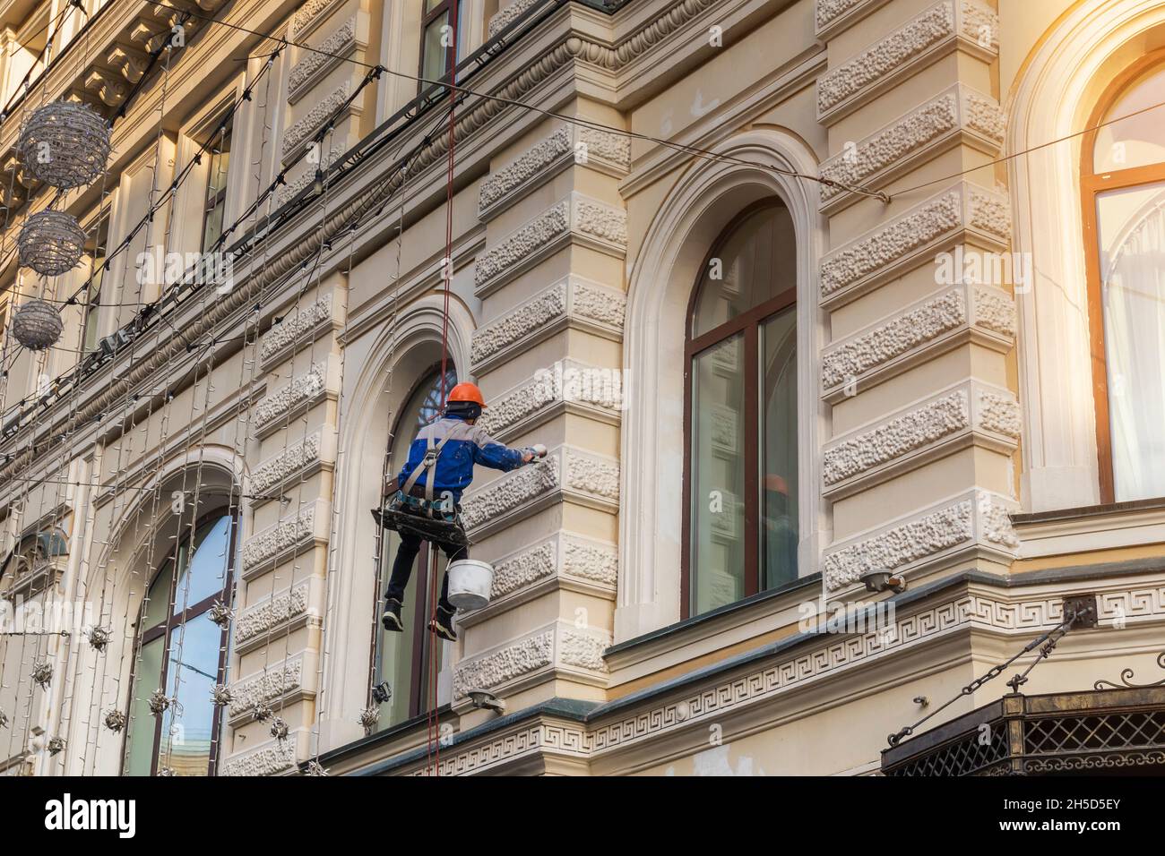 worker builder high-rise restores a historic building fasade Stock ...