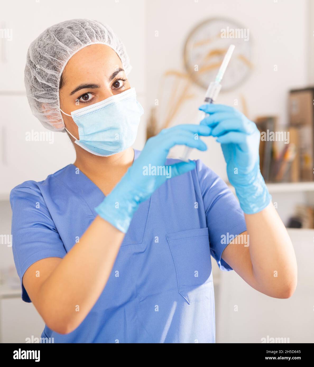 Female doctor preparing syringe for injection Stock Photo - Alamy
