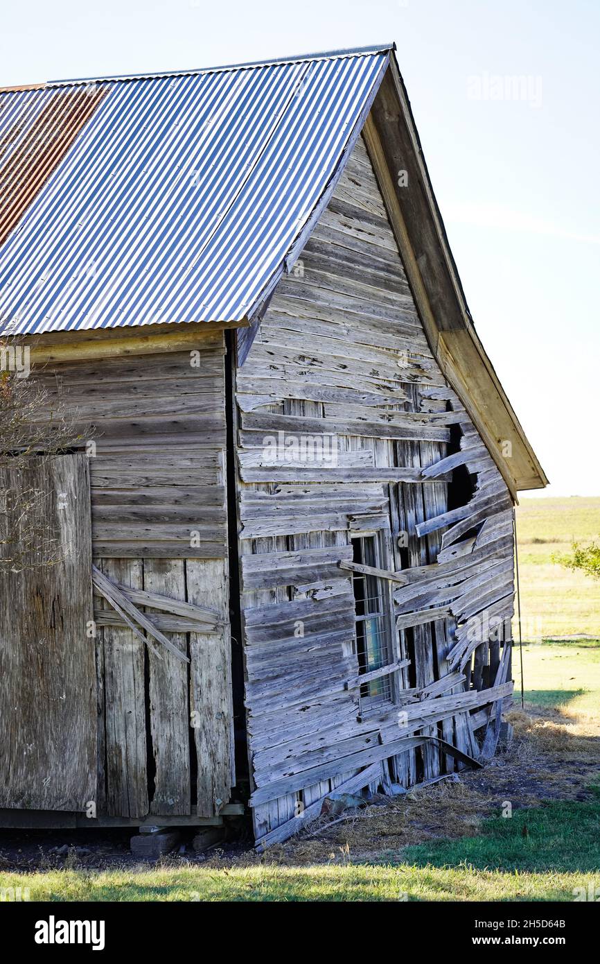 Old Farmhouse with Dilapidated Wood and Metal Roof Stock Photo - Alamy