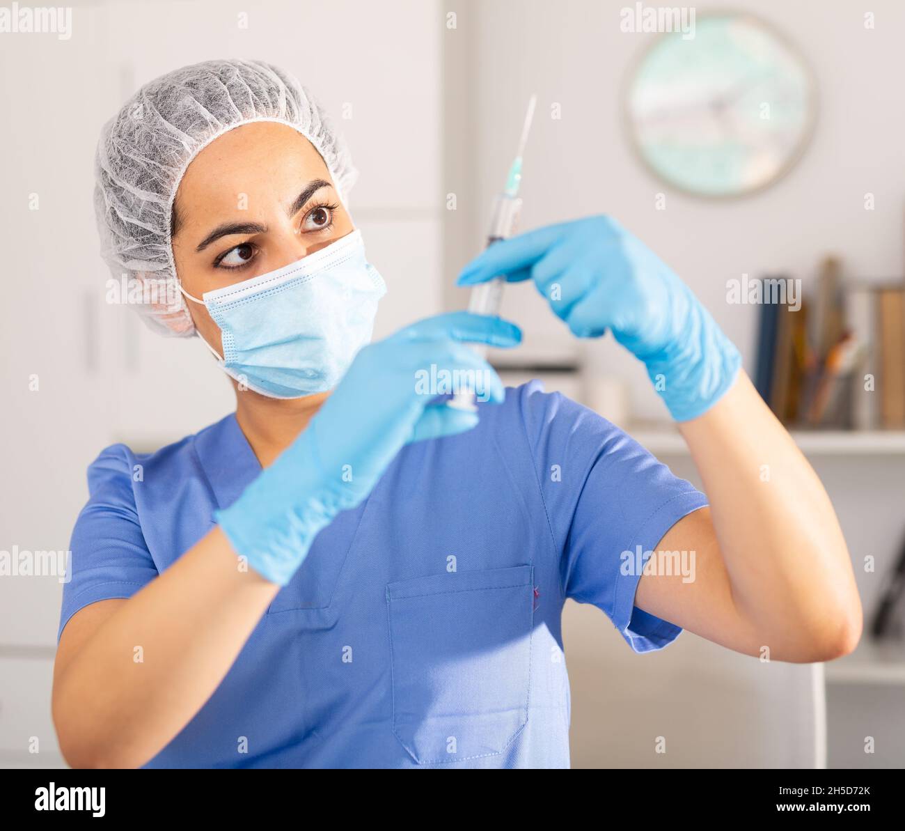 Female doctor preparing syringe for injection Stock Photo - Alamy