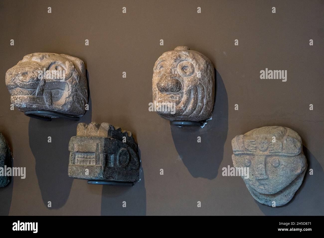Chavin nailed head Chavín culture 900 BC-200 BC Perú Stock Photo - Alamy