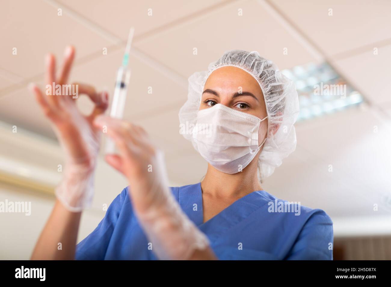 Nurse prepares a syringe for injection Stock Photo - Alamy