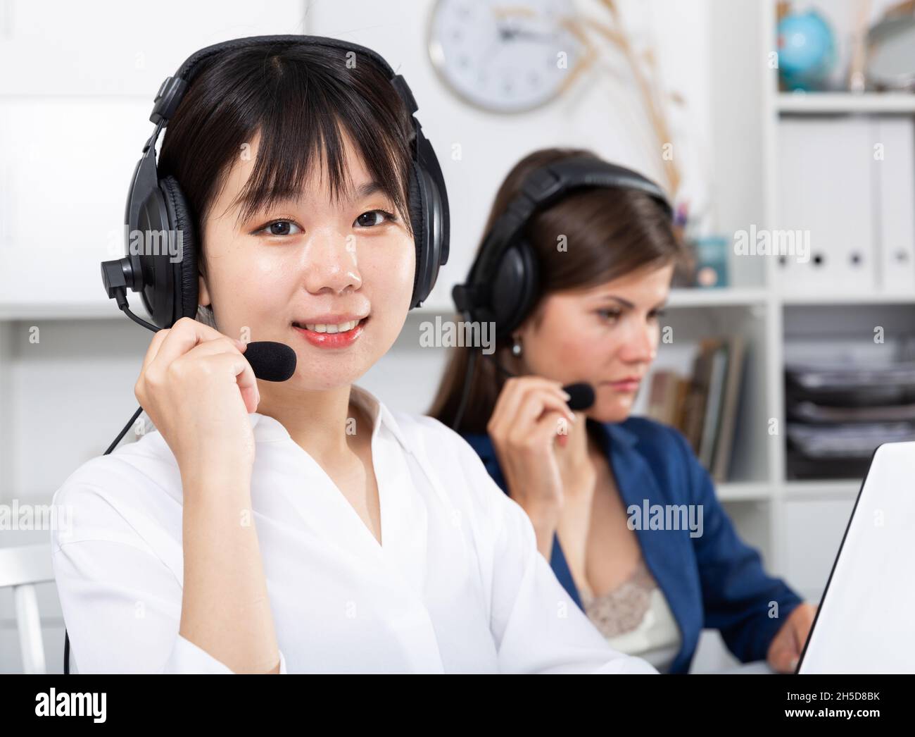 Asian woman customer support hi-res stock photography and images - Alamy