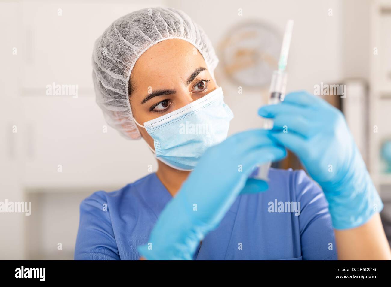 Female doctor preparing syringe for injection Stock Photo - Alamy