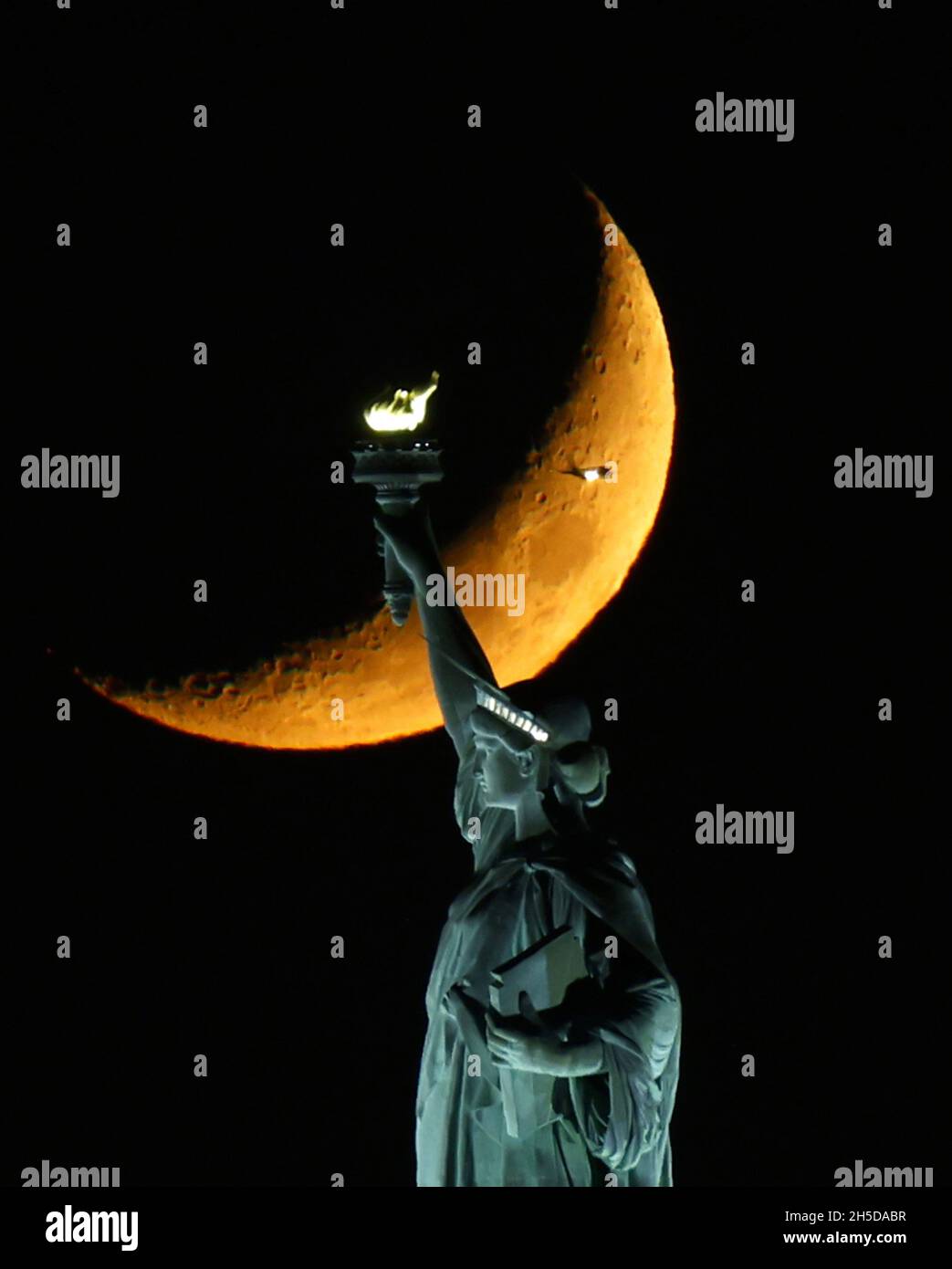New York, United States. 08th Nov, 2021. A Waxing Crescent Moon sets ...